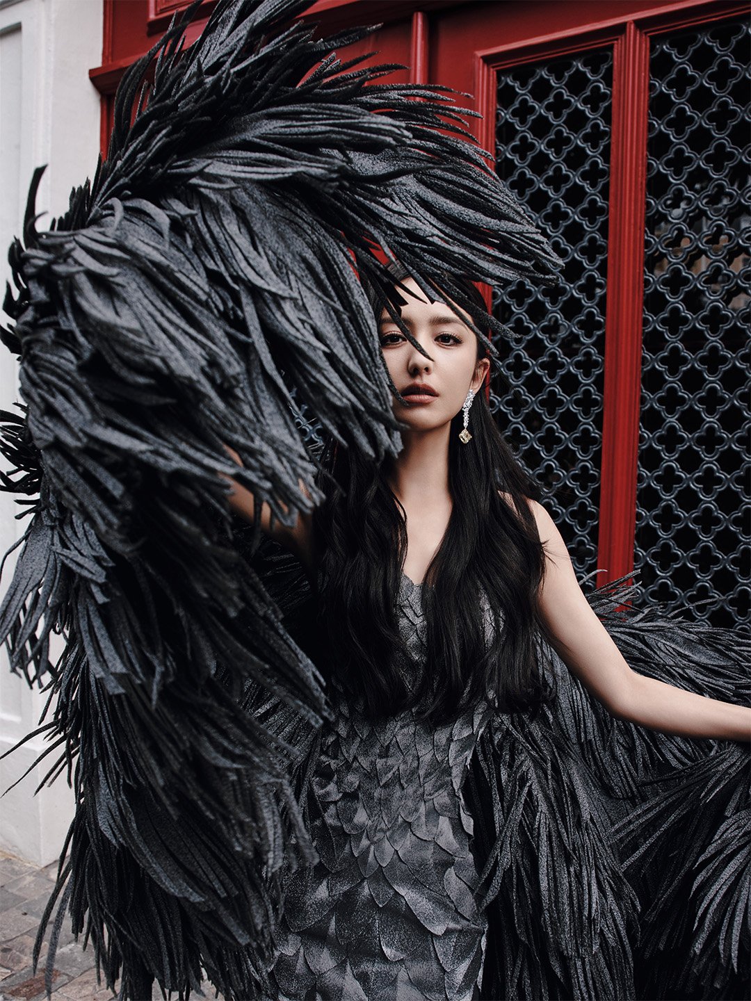 演员佟丽娅佩戴Chopard萧邦珠宝，亮相第77届戛纳电影节 — Amazedaily