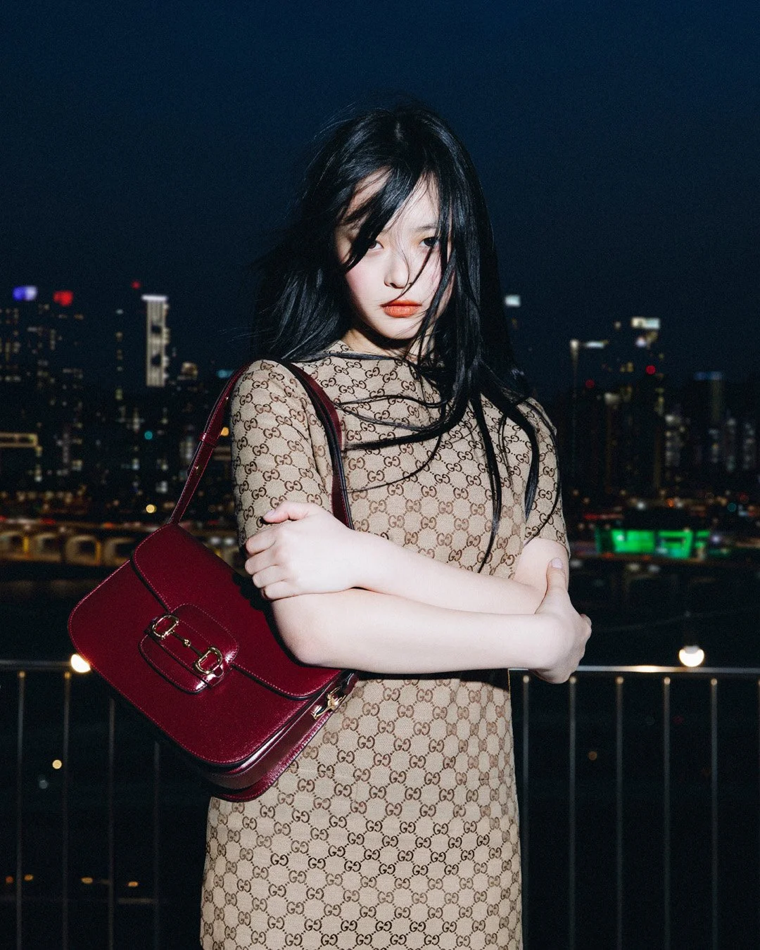 古驰携手HANNI呈献全新形象大片，穿梭于首尔摩登都会 — Amazedaily