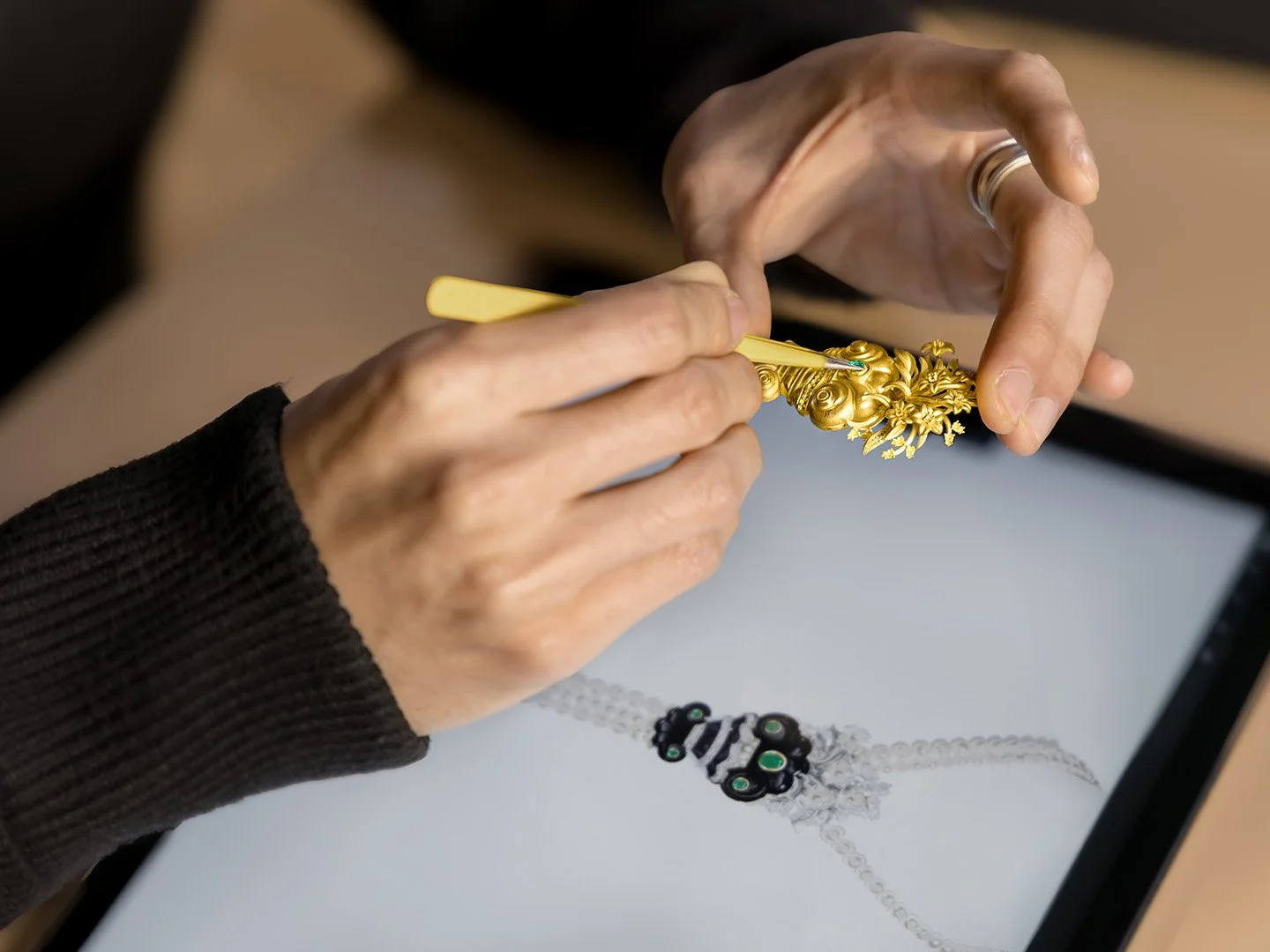 Gemfields携手MidnightOperaHouse，呈献「花时画境」系列祖母绿高珠作品 — Amazedaily