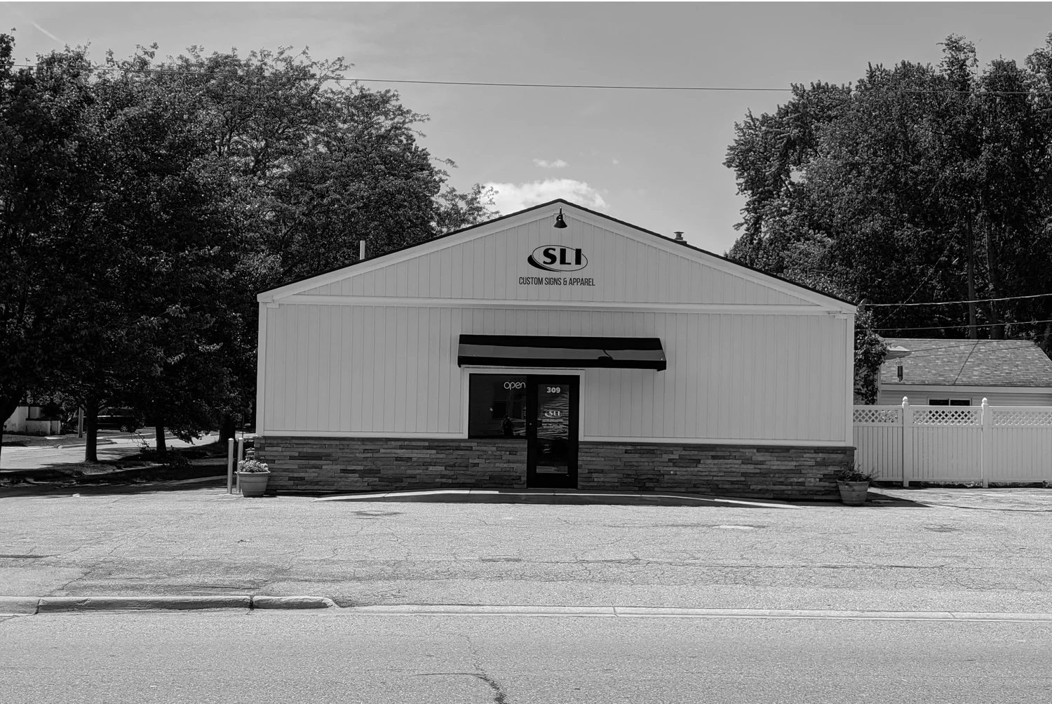 SLI Custom Signs & Apparel - Milan