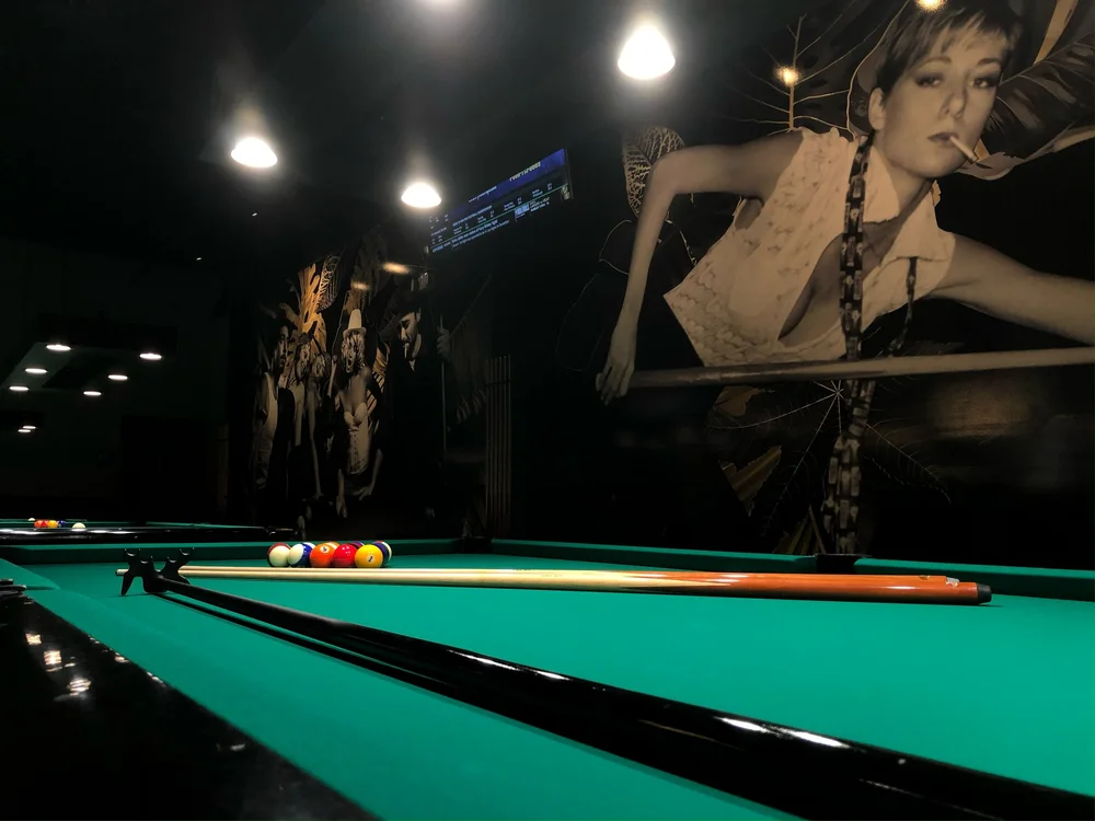 946 Billiards - Pool Hall, Bar, Pizza, hot-dogs, Fun Games & Entertainment