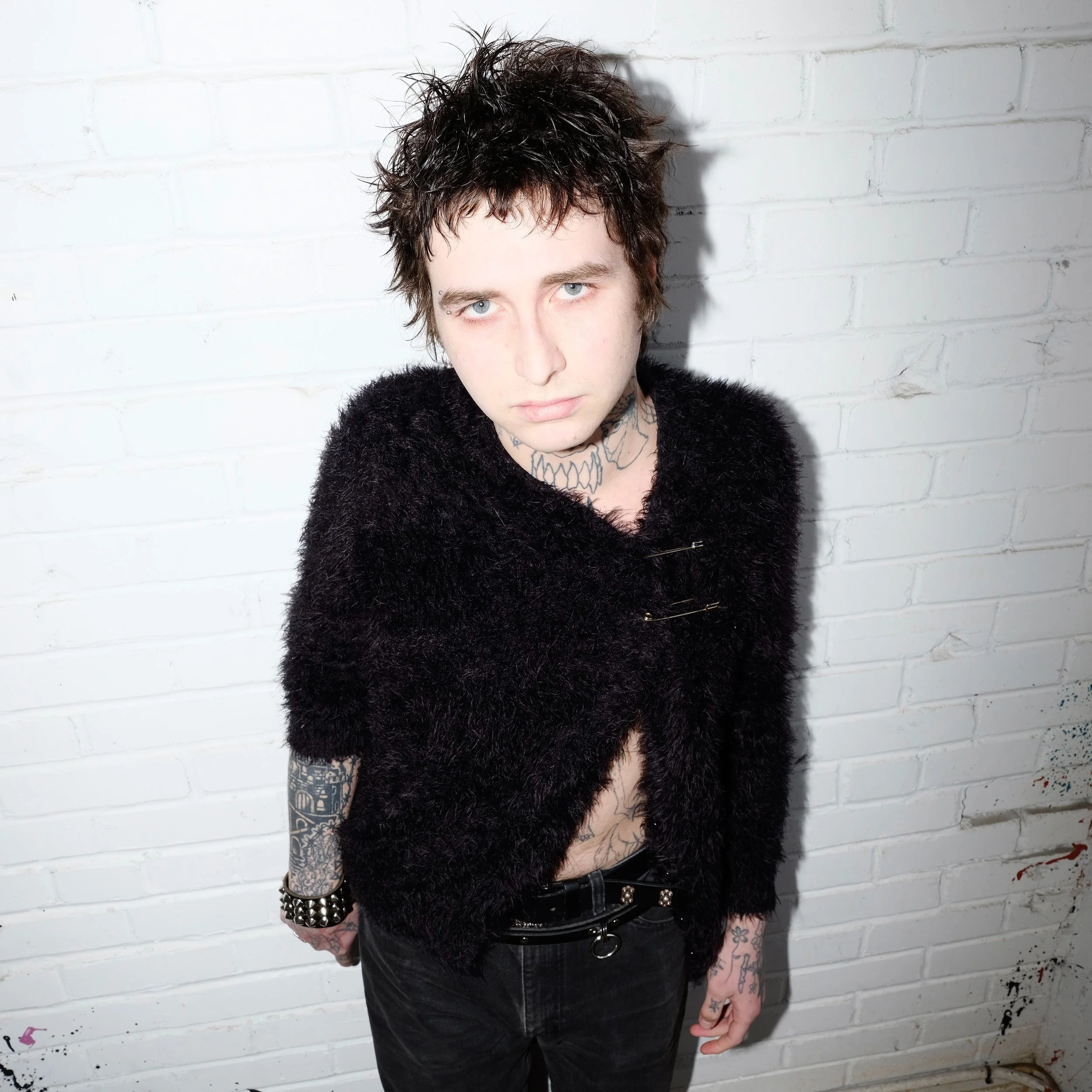 From Bartender to Headliner: Montreal's Alix Fernz Turns Heads with Debut Album "Bizou ...