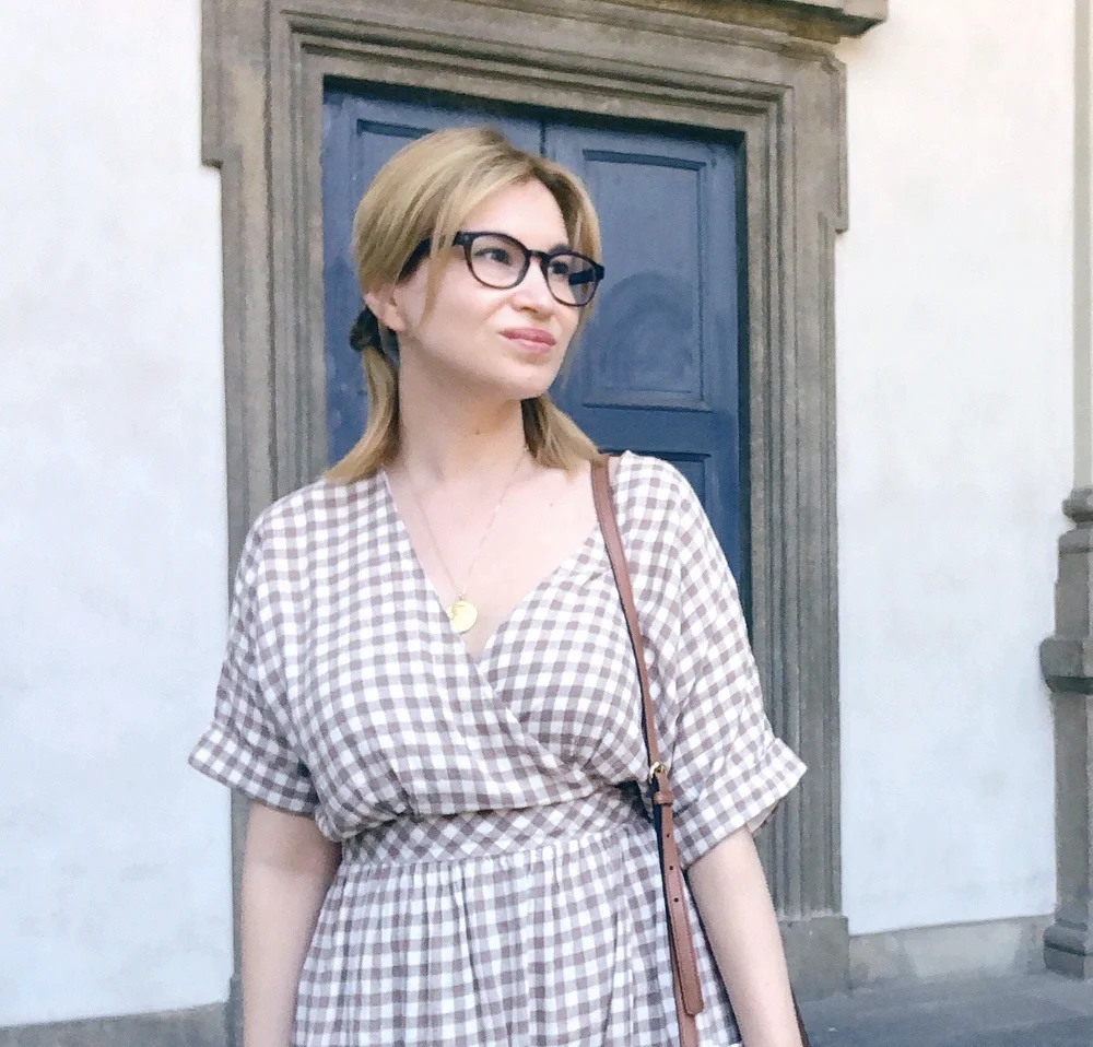BIO — Robyn Schneider
