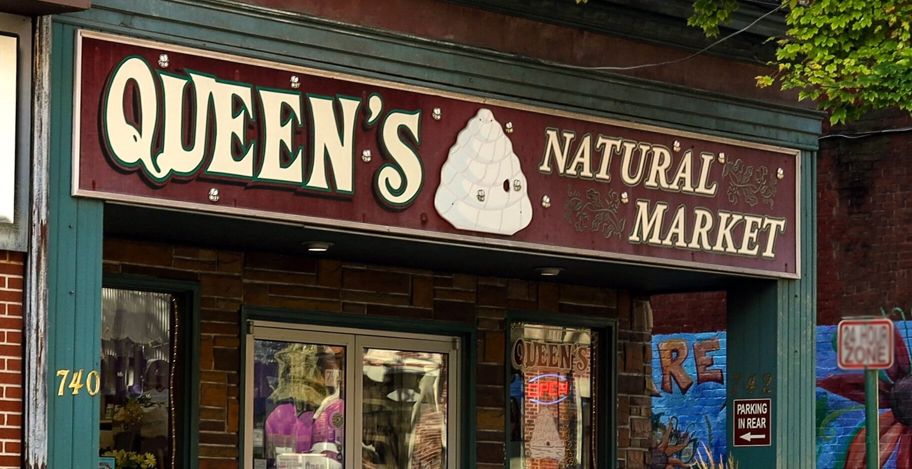 Queen's Natural Market