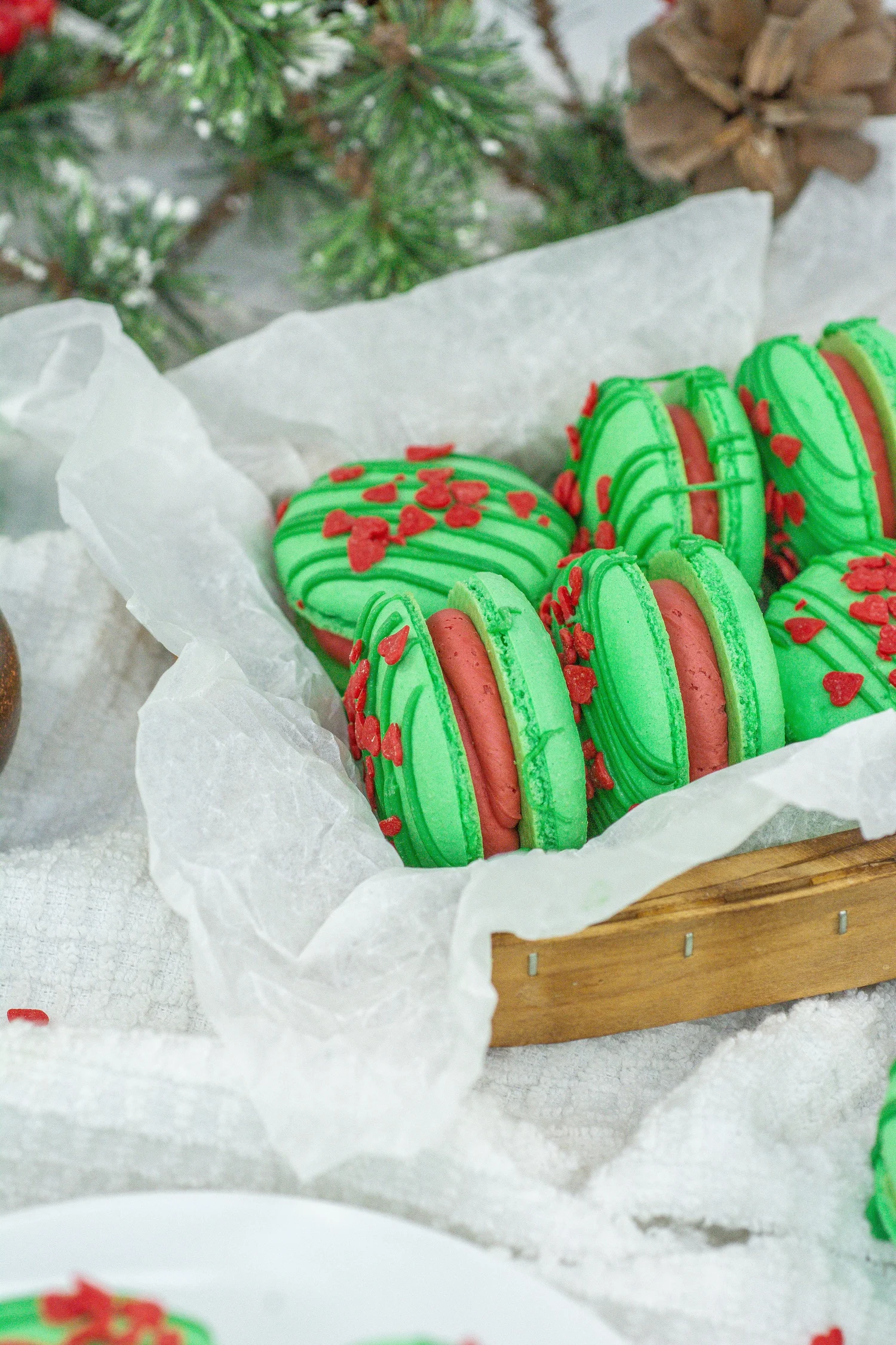 Grinch Inspired Macarons Best Holiday Christmas Recipe — xoxoerinsmith.com