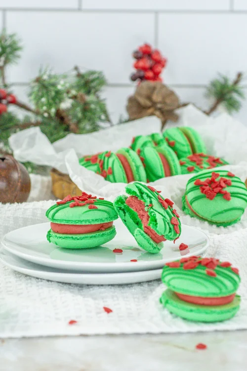 Grinch Inspired Macarons Best Holiday Christmas Recipe — xoxoerinsmith.com