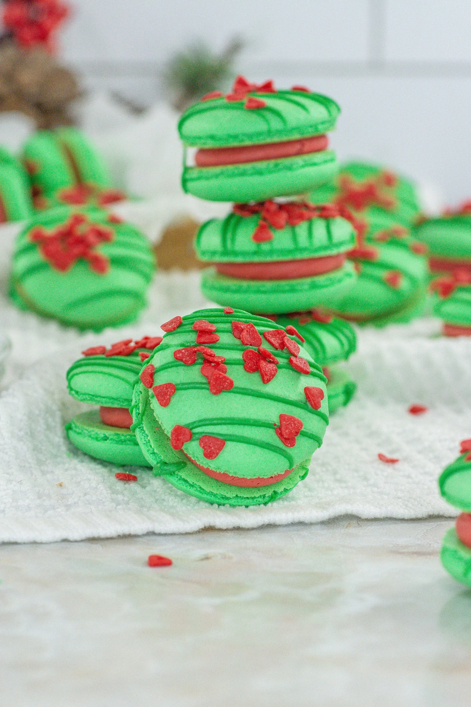 Grinch Inspired Macarons Best Holiday Christmas Recipe — xoxoerinsmith.com
