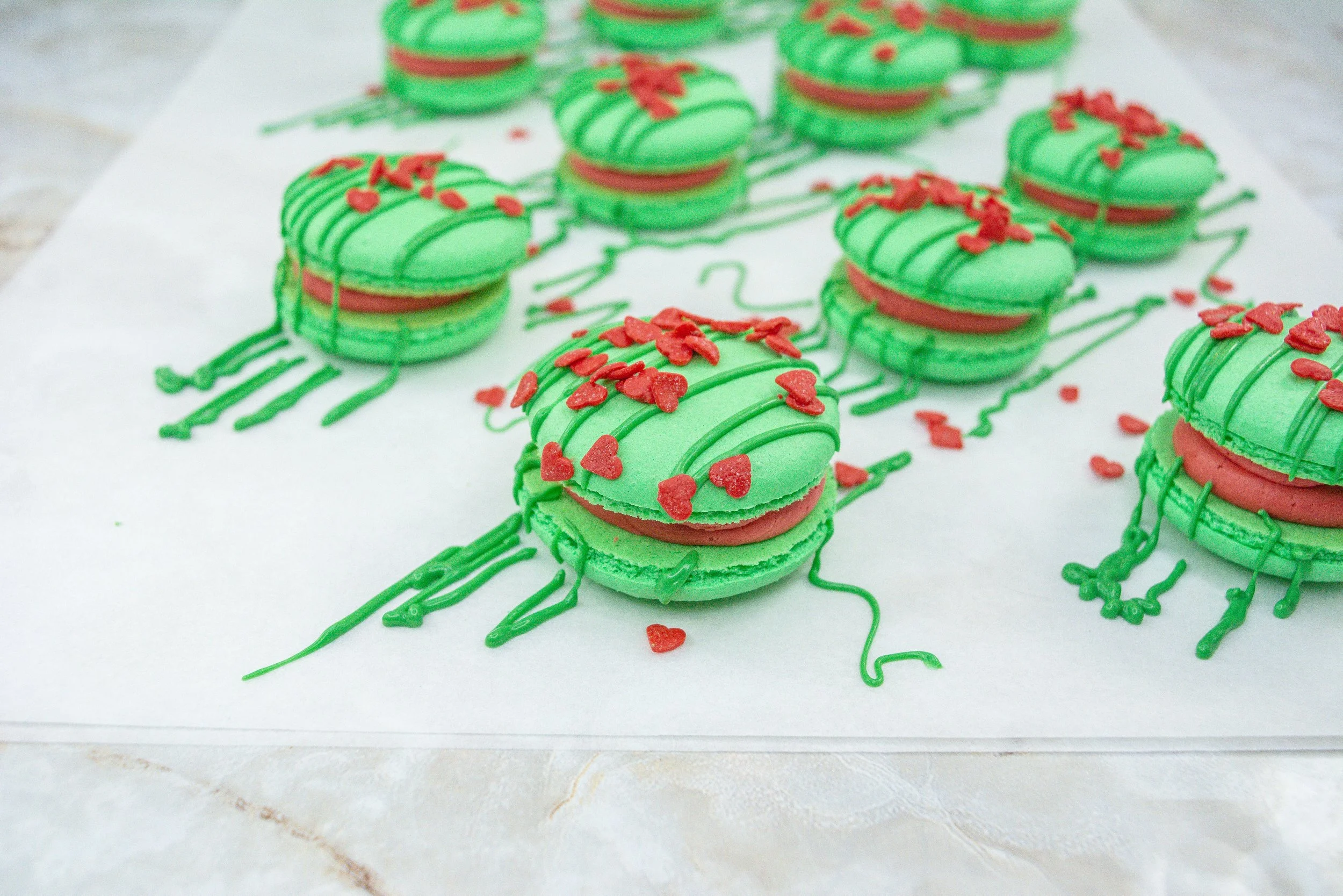 Grinch Inspired Macarons Best Holiday Christmas Recipe — xoxoerinsmith.com