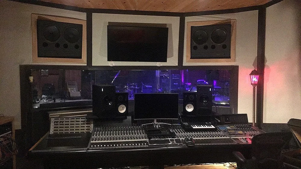 revolverrecordings.com