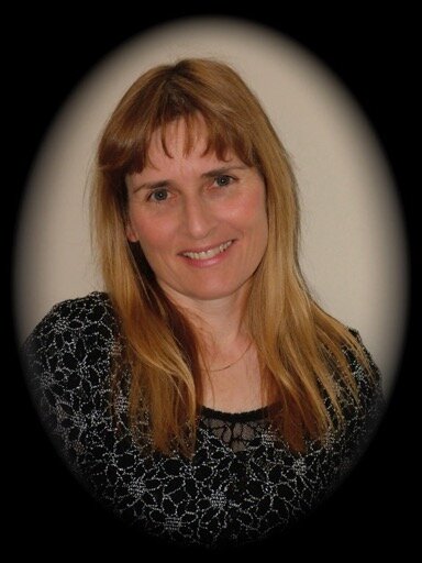 Review of 'The Artist' by Lucy Steeds — Cindy L Spear