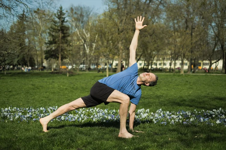 12 Essential Yoga Poses for Soccer ( Football ) Players — Hakan Yoga