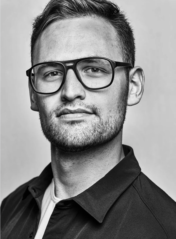 40 Best Headshot Poses - How to Pose for Headshots | Fixthephoto
