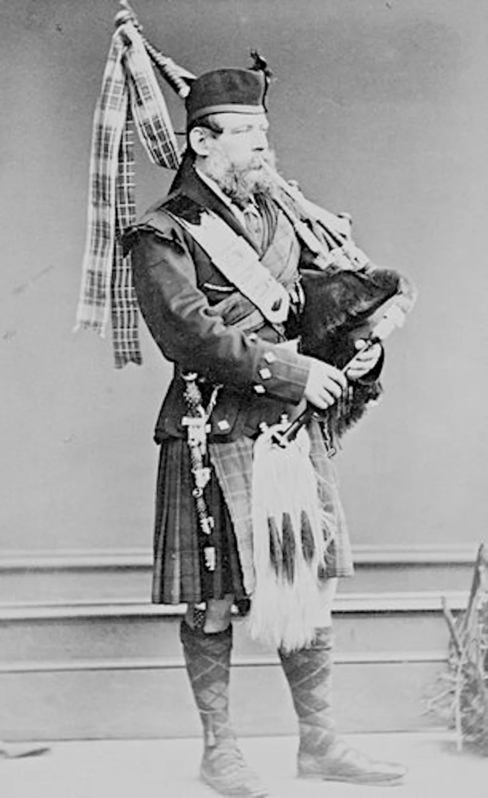 Vintage Scottish Pipers Bagpipe History-The House of Labhran Scottish ...