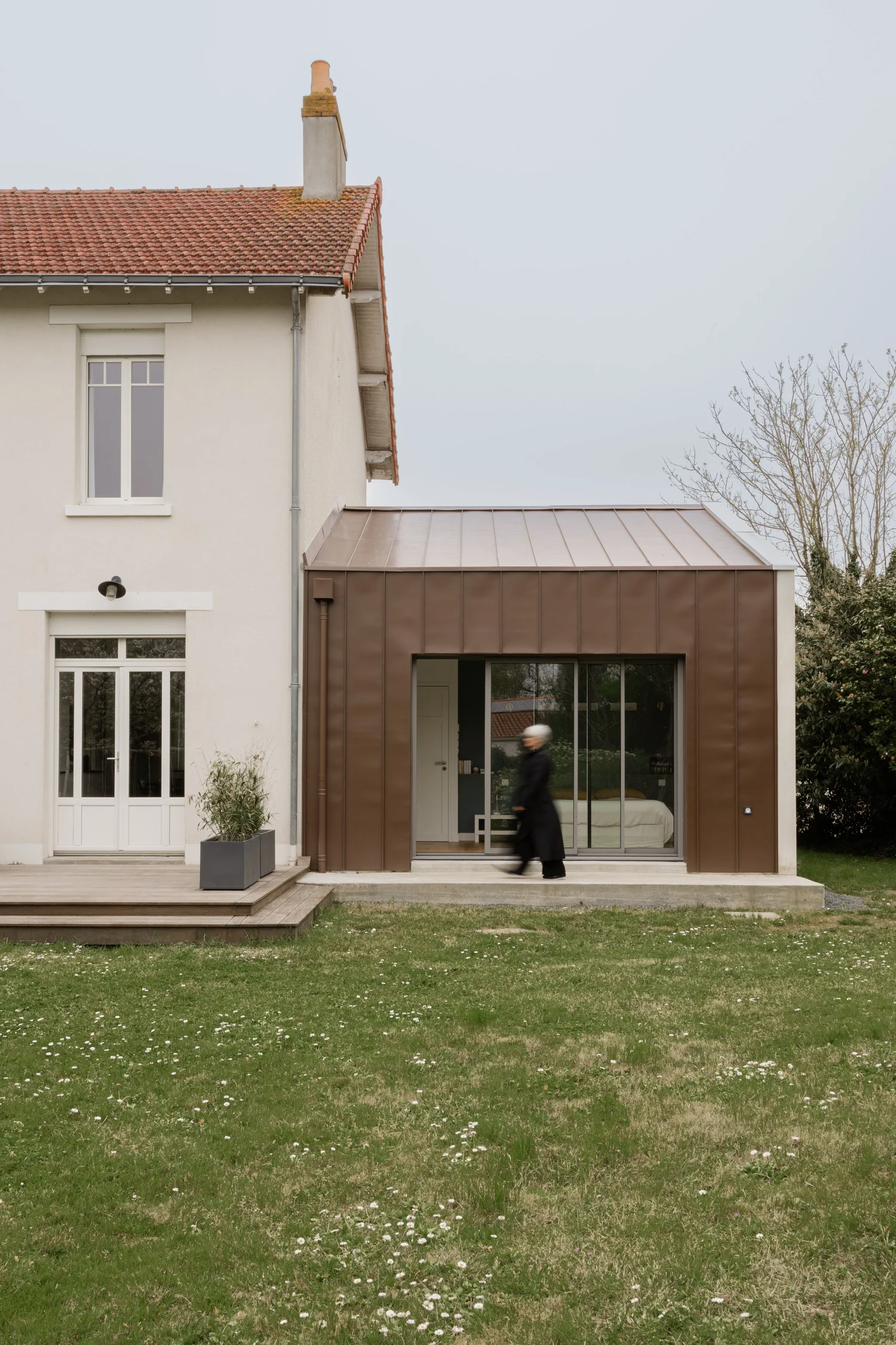 Petite extension en zinc brun — tipi architects