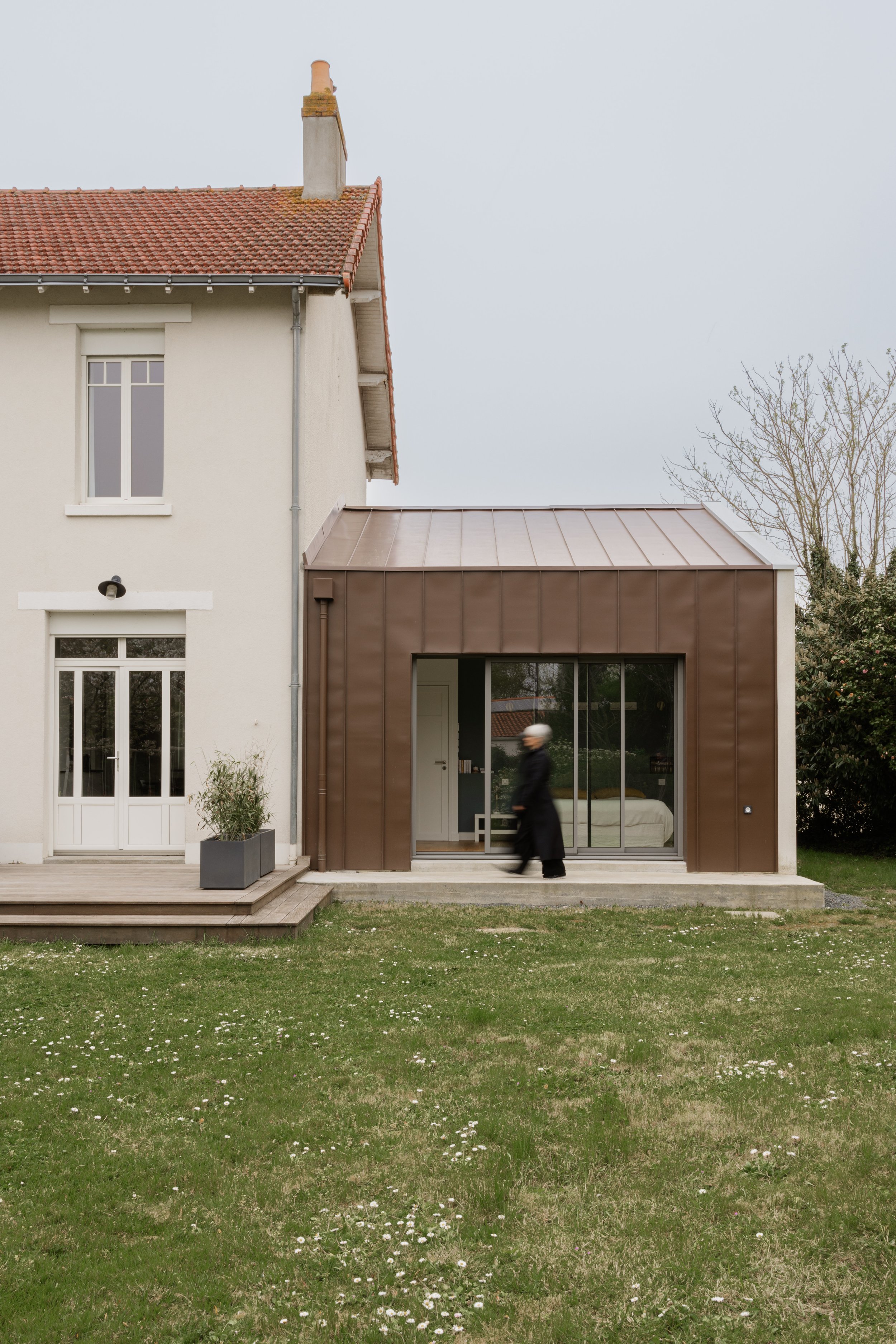 Petite extension en zinc brun — tipi architects