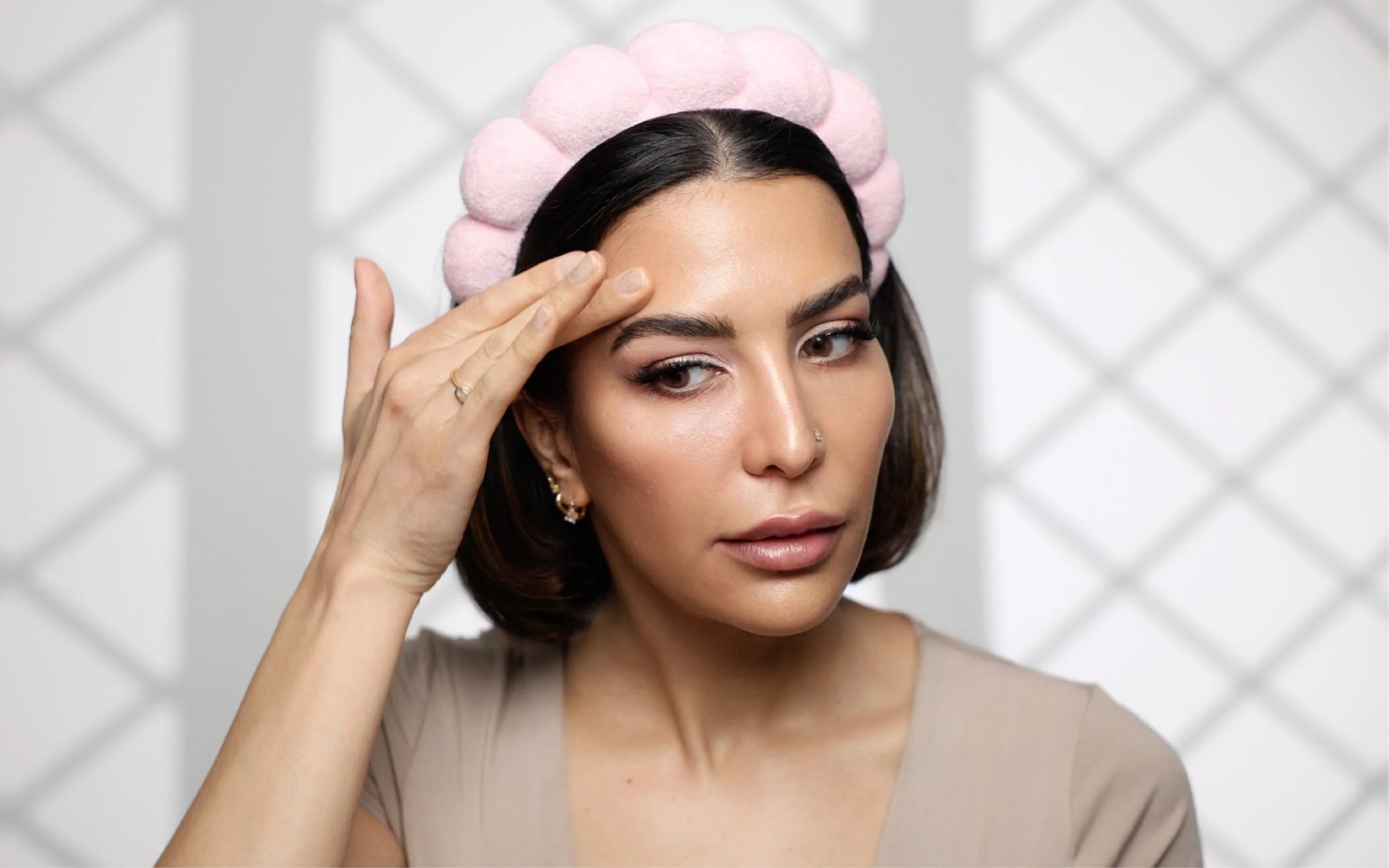 How To Apply Foundation For Beginners | Fingers, Brush and Sponge ...