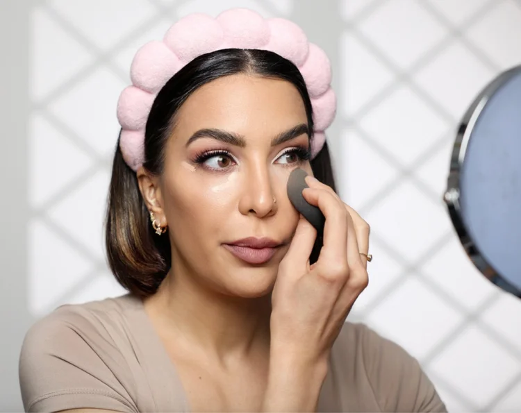 How To Apply Foundation For Beginners | Fingers, Brush and Sponge ...