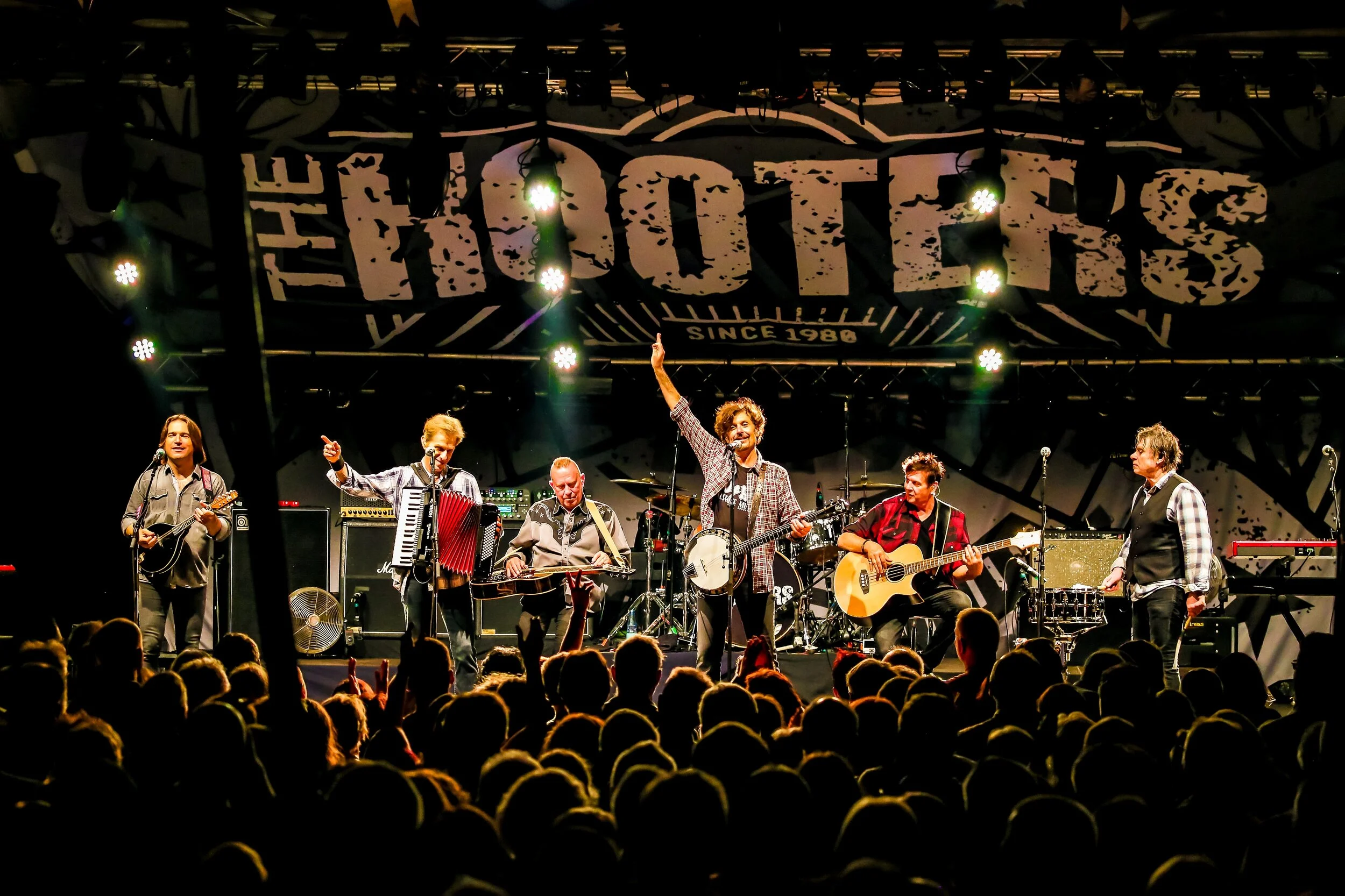 About 1 — THE HOOTERS