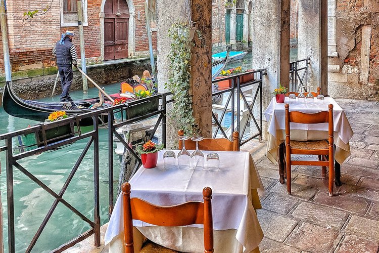 The Essential Italian Food Phrases For Ordering Food and Wine in ...