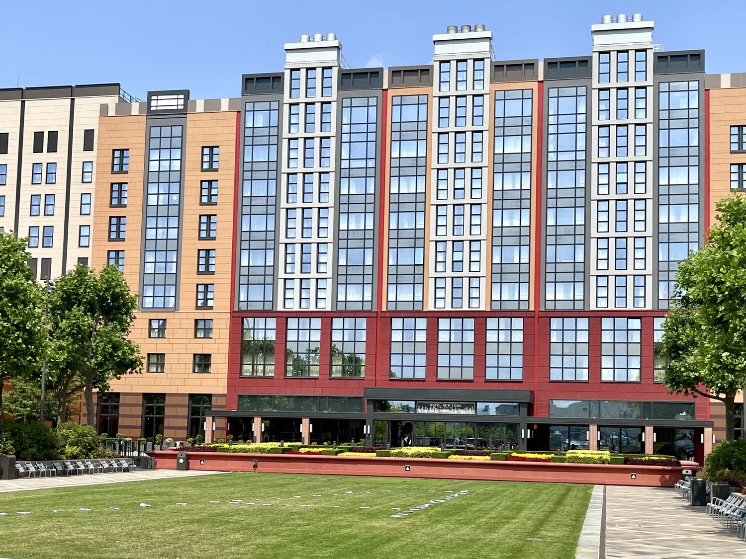 Disneyland Paris Marvel Hotel: Review and Know-Before-You-Go Tips ...