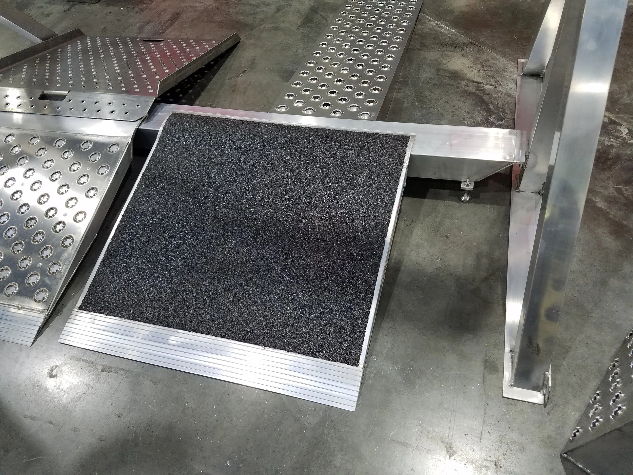 Grit-Coat Aluminum Container Ramp — Super Cubes