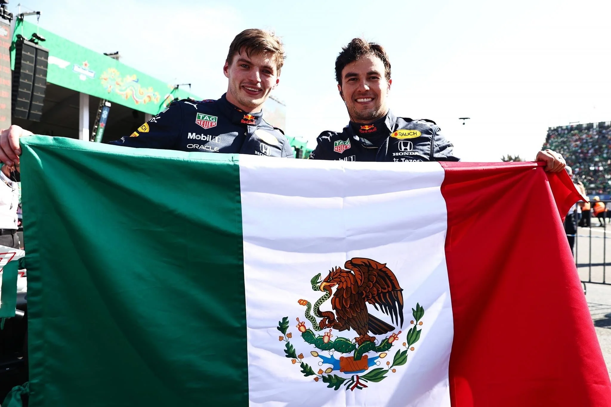 Checo y Max 'nos dan alas' a los mexicanos y hacen historia en la ...