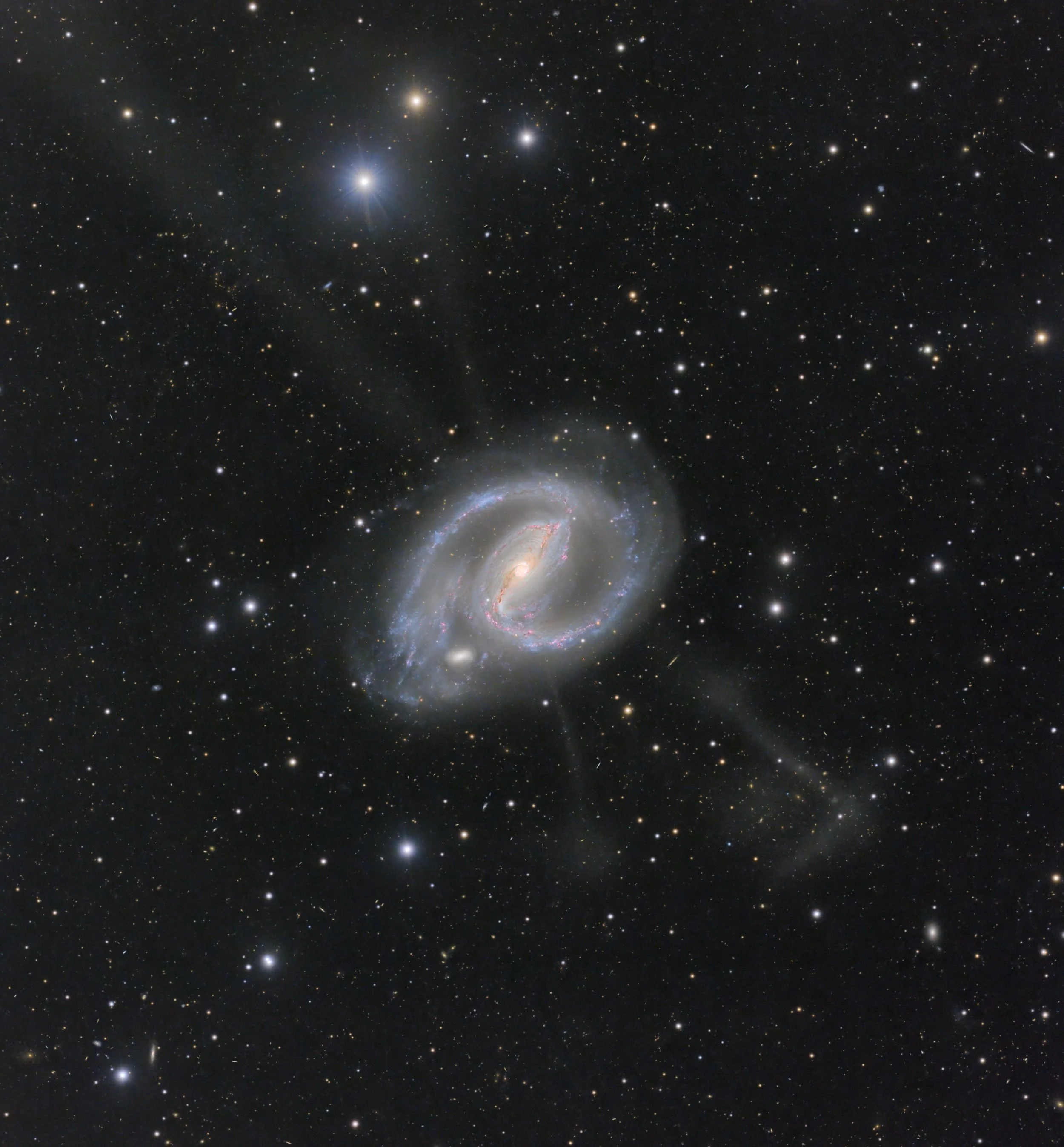 NGC 1097 - a barred spiral galaxy in Fornax, featuring multiple linear star streams — AAPOD2.COM