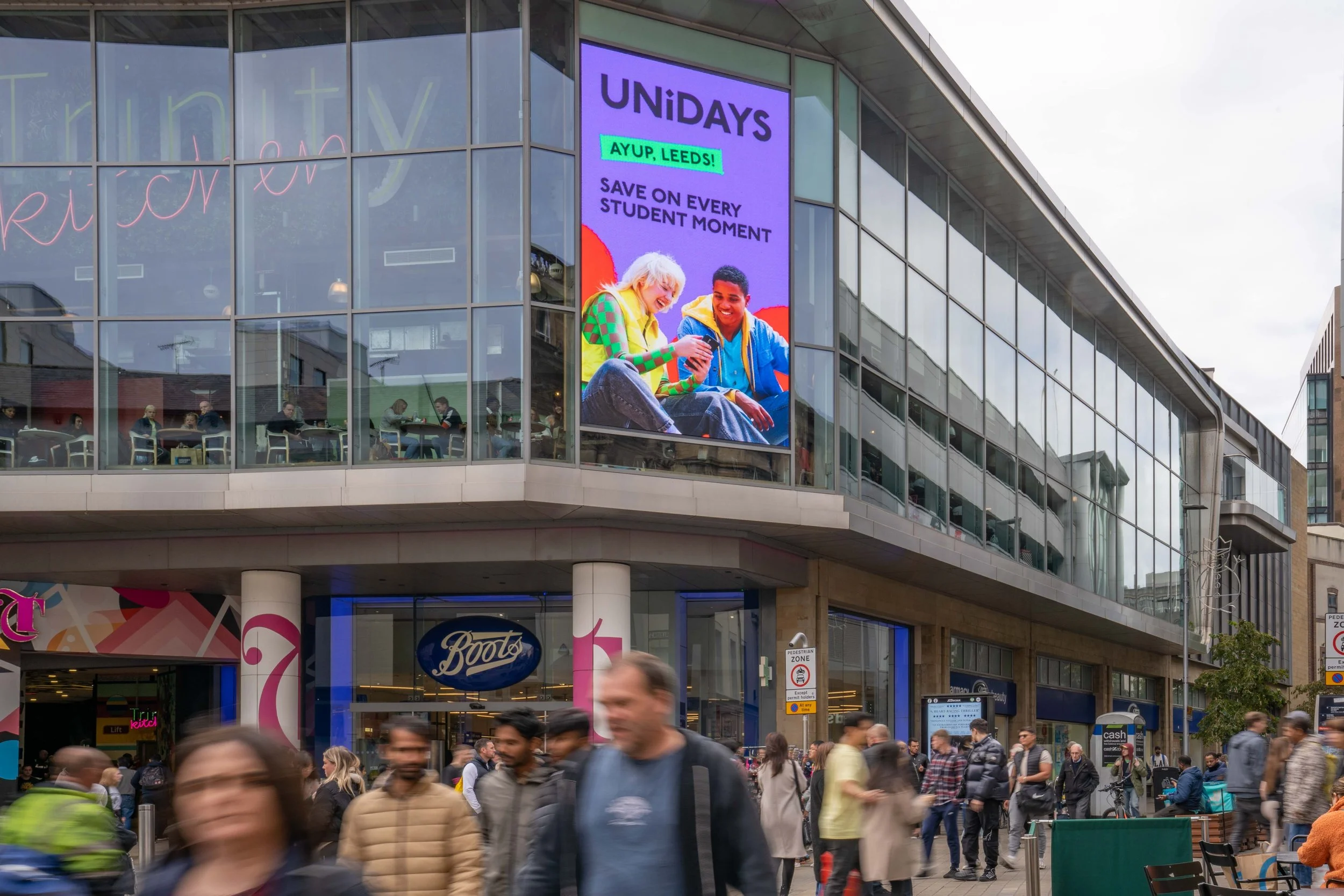 OOH vs DOOH Meaning - What is the difference? > One Day Agency