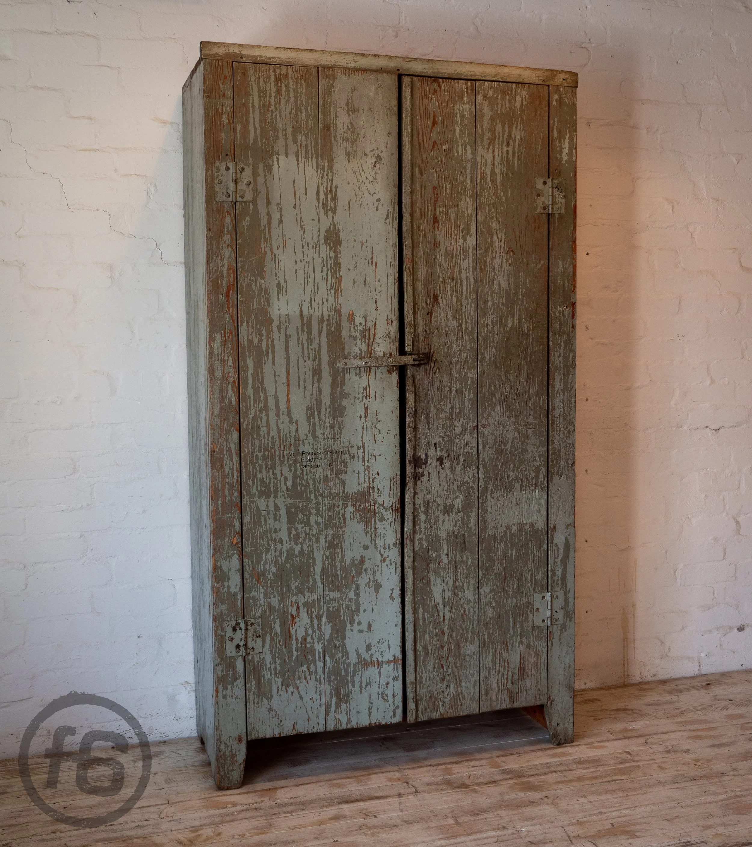 Vintage Geschirrschrank im Originalanstrich — flat six - selected antiques