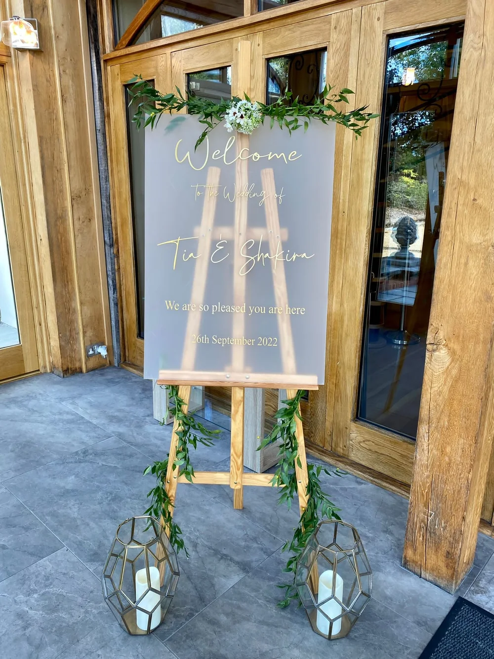 Custom wedding table signs | Beachweddingtips.com
