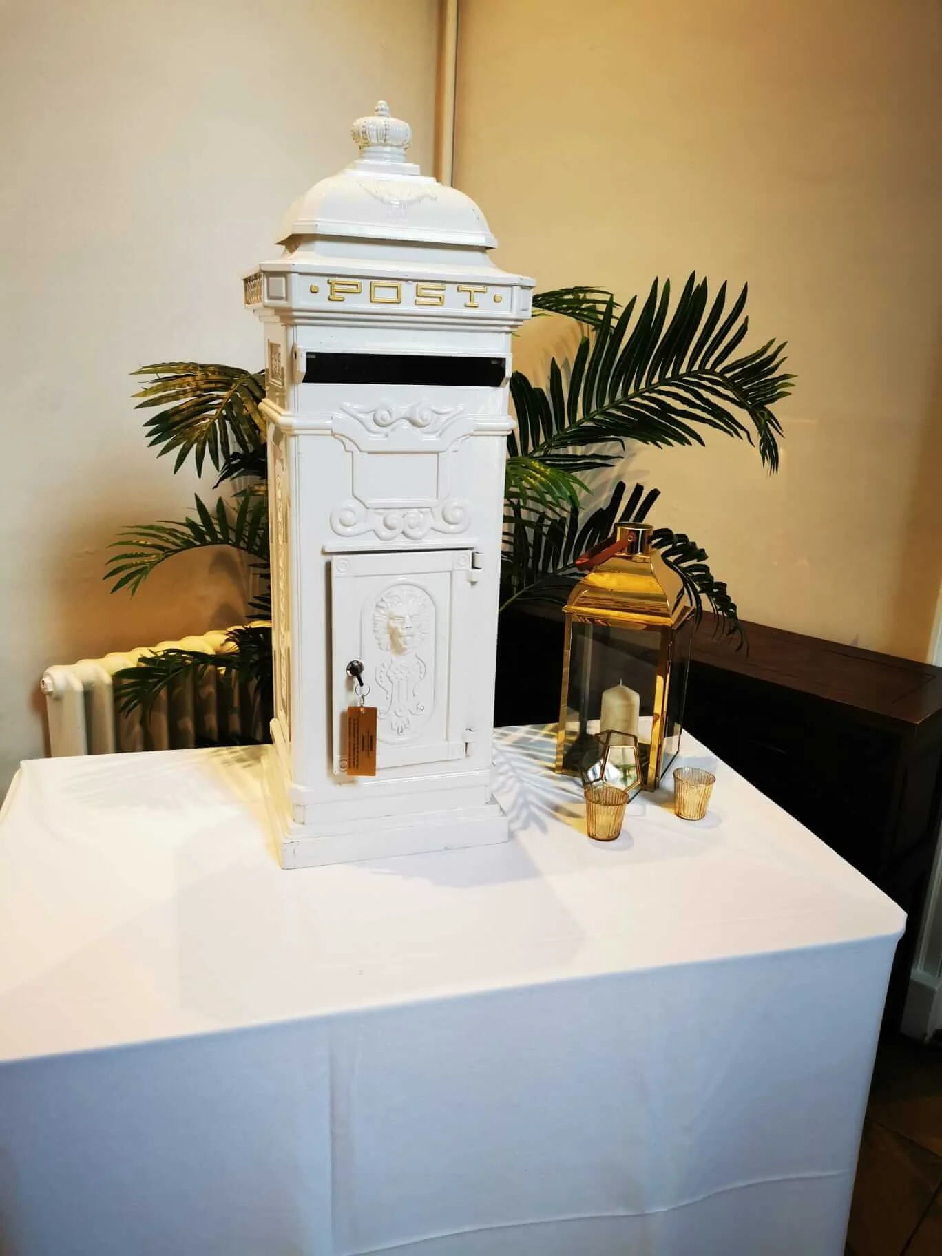 White wedding box | Honestweddingadvice.com