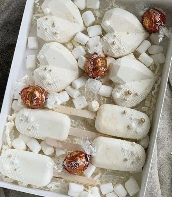 Ali Bakes Cakes - Custom cakes & cupcakes