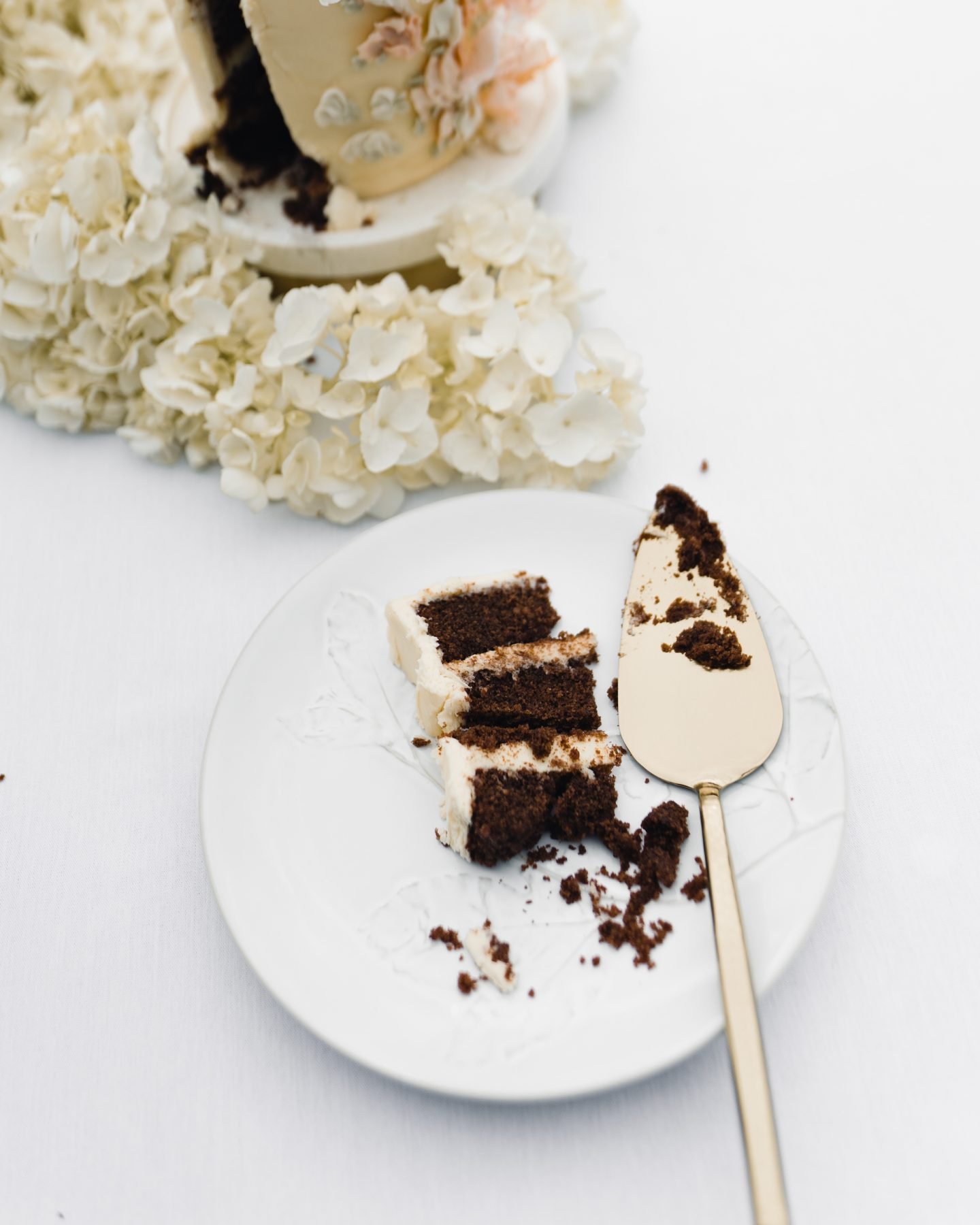 Editorial: Intimate London Wedding with Luxury Florals and Thames ...