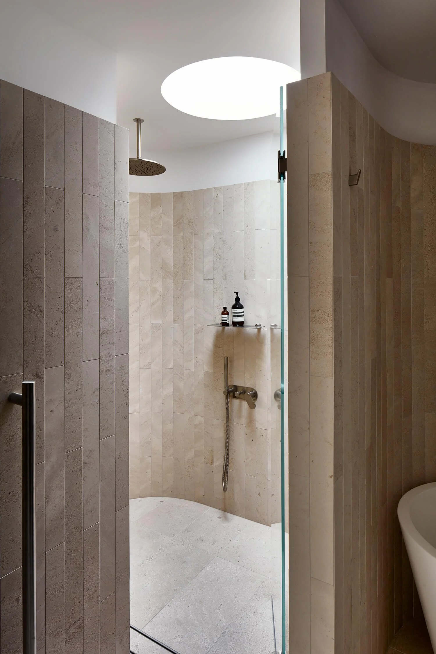 Studio aem - Contemporary Waterfront Apartment Interior Design The Isles