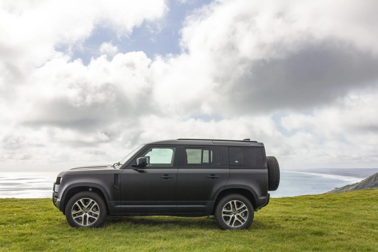 The all-new Land Rover Defender strrikes again — AutoMuse