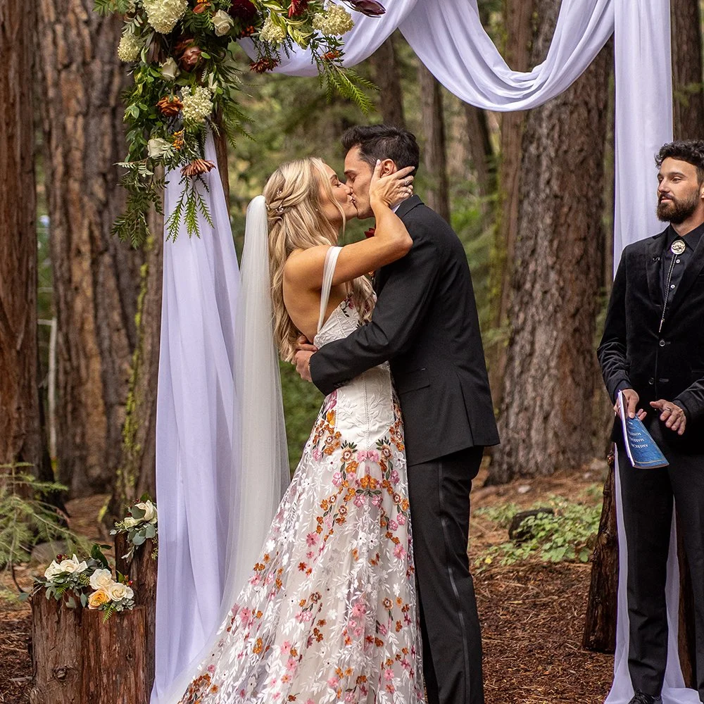 Weekday weddings, the perfect blend of elegance & value.