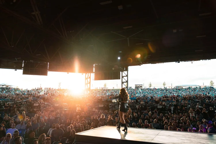 Alexandra Kay Calls on All “California Girls” as She Announces Shows in ...