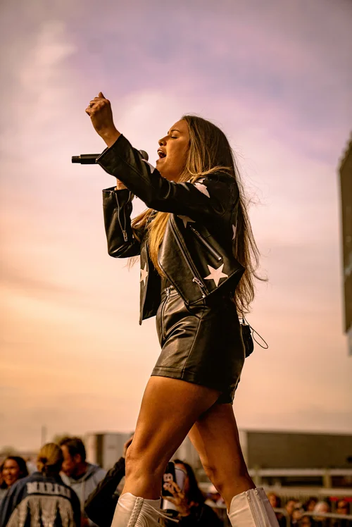 Alexandra Kay Calls on All “California Girls” as She Announces Shows in ...