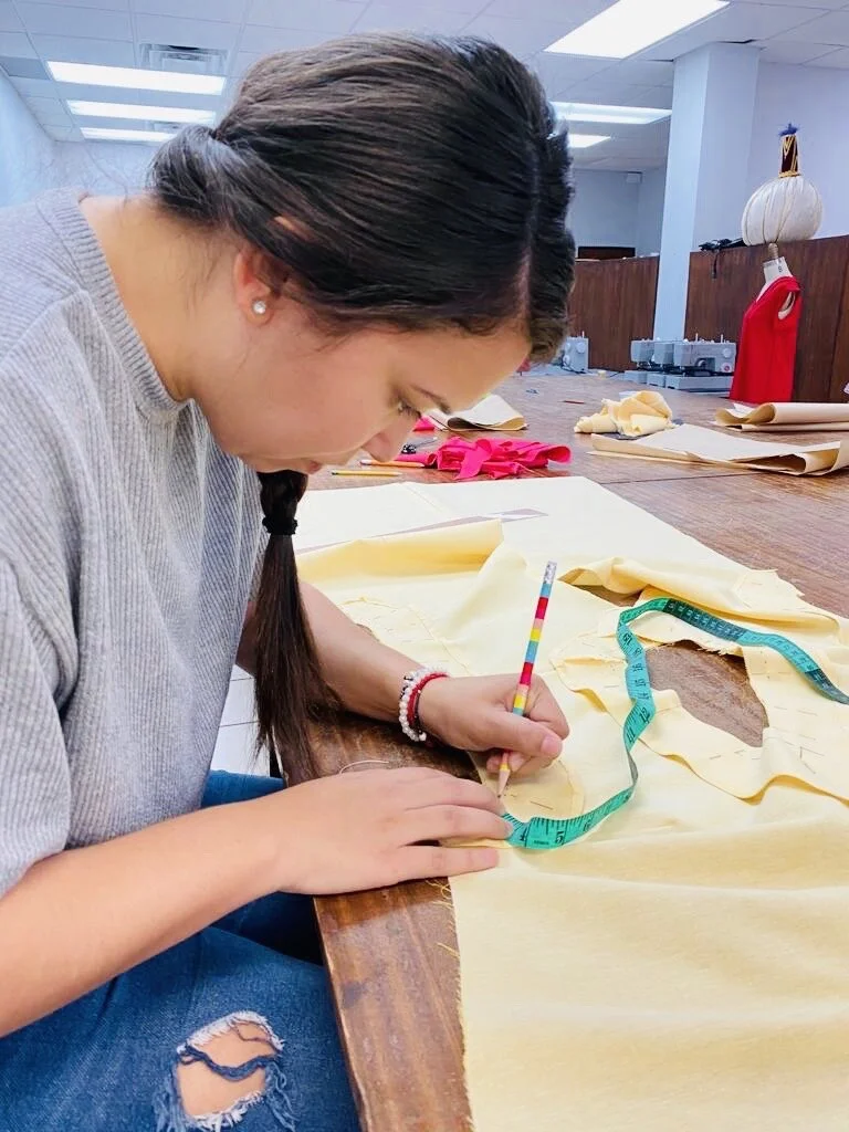 Talleres de Costura y Diseño — Ropajes Inc.