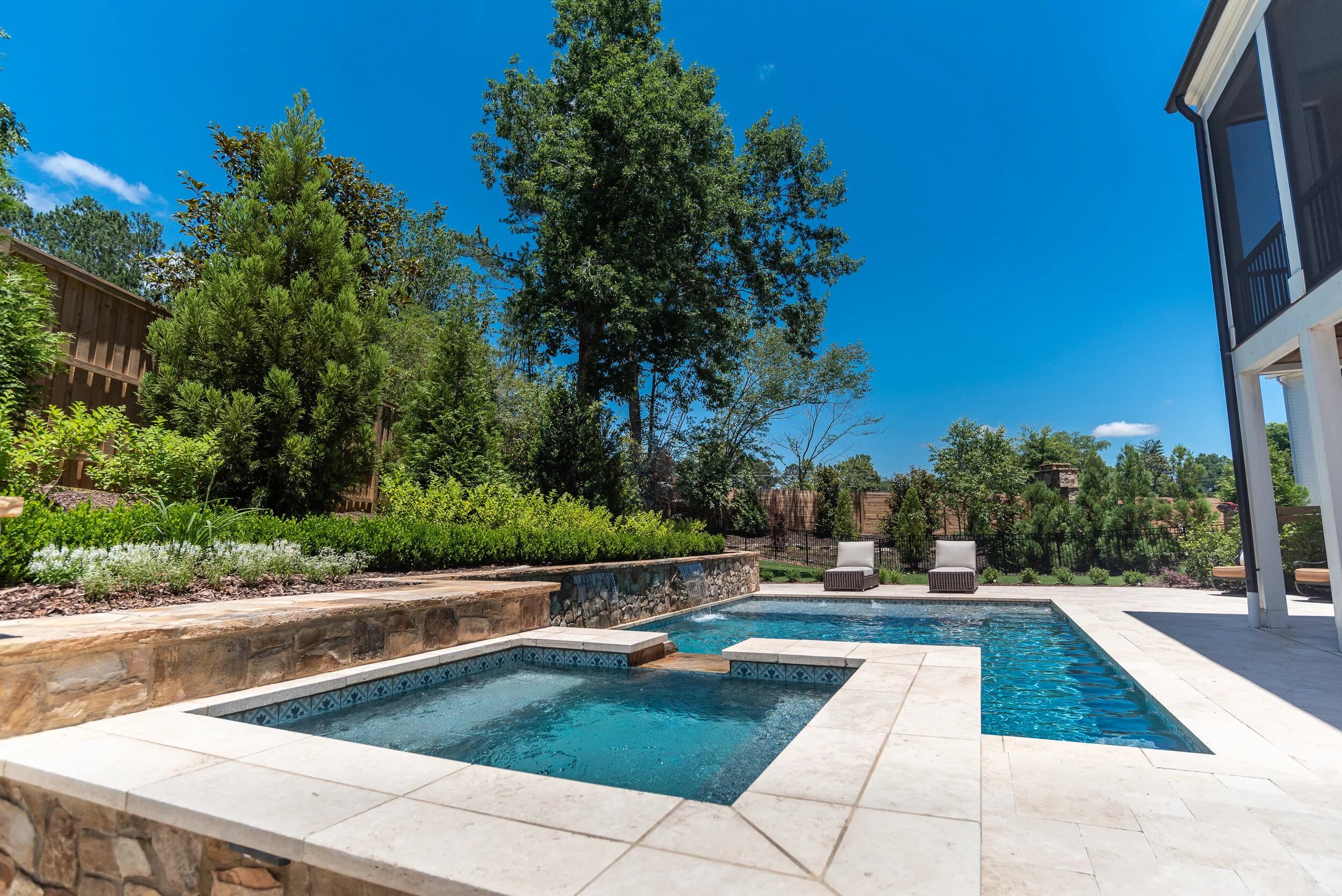 Sophisticated and intimate backyard design in Roswell, GA by Peach ...