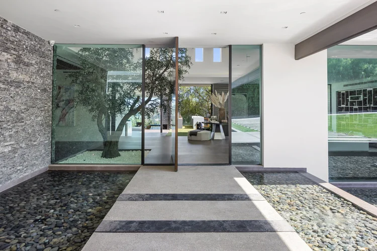 benedict canyon 2023 luxury resort style home in beverly hills | modern ...