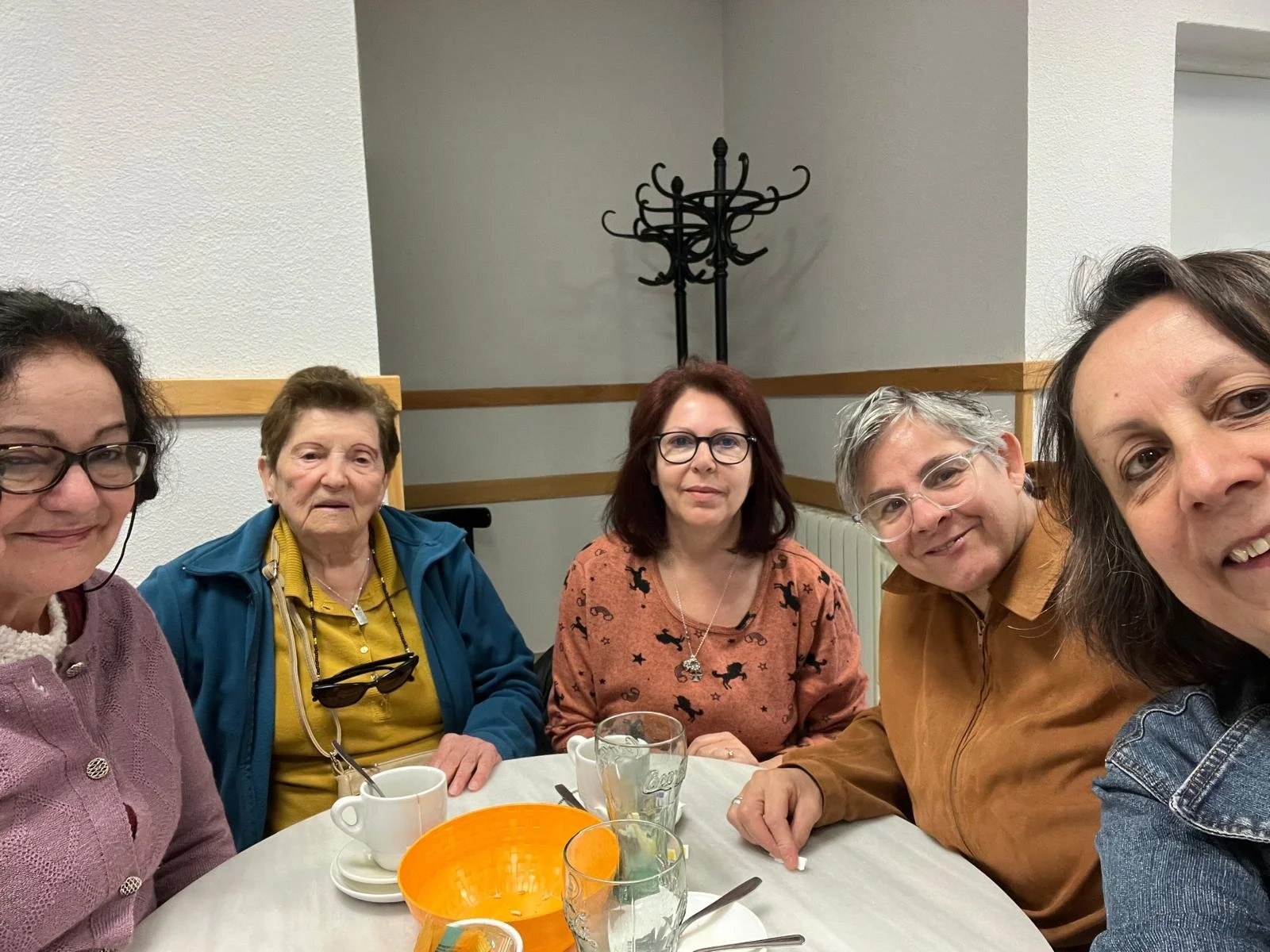Tomando café — Companion