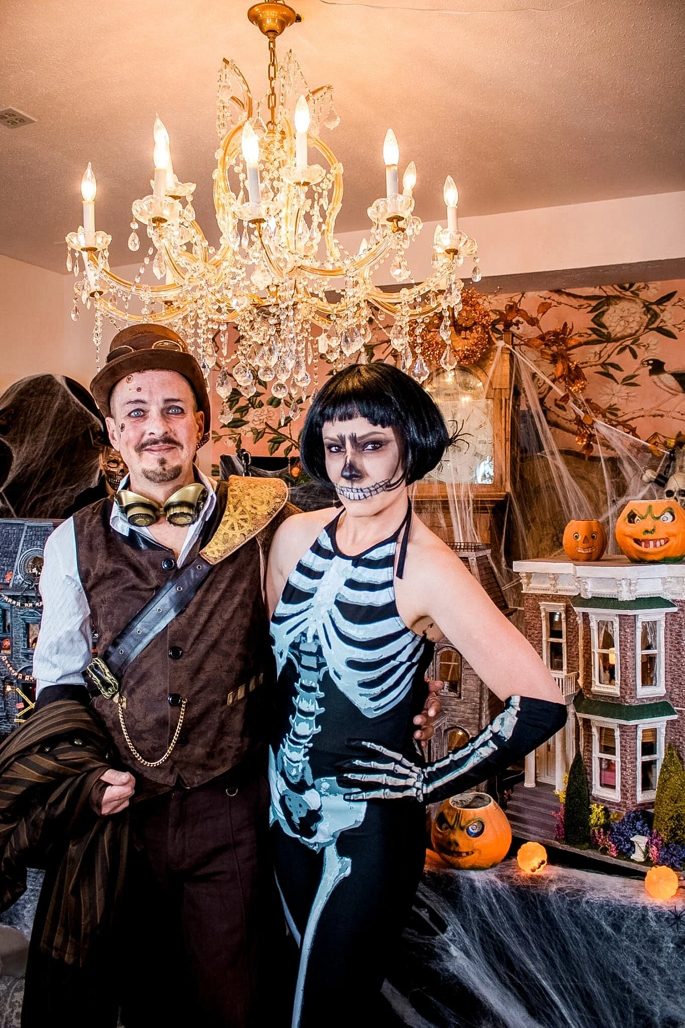Halloween Miniature Dollhouse Tour with Stan Gregg | Doll Shop Blog ...