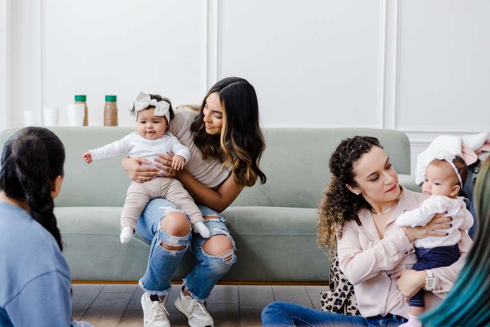 What are the benefits of breastfeeding support groups?