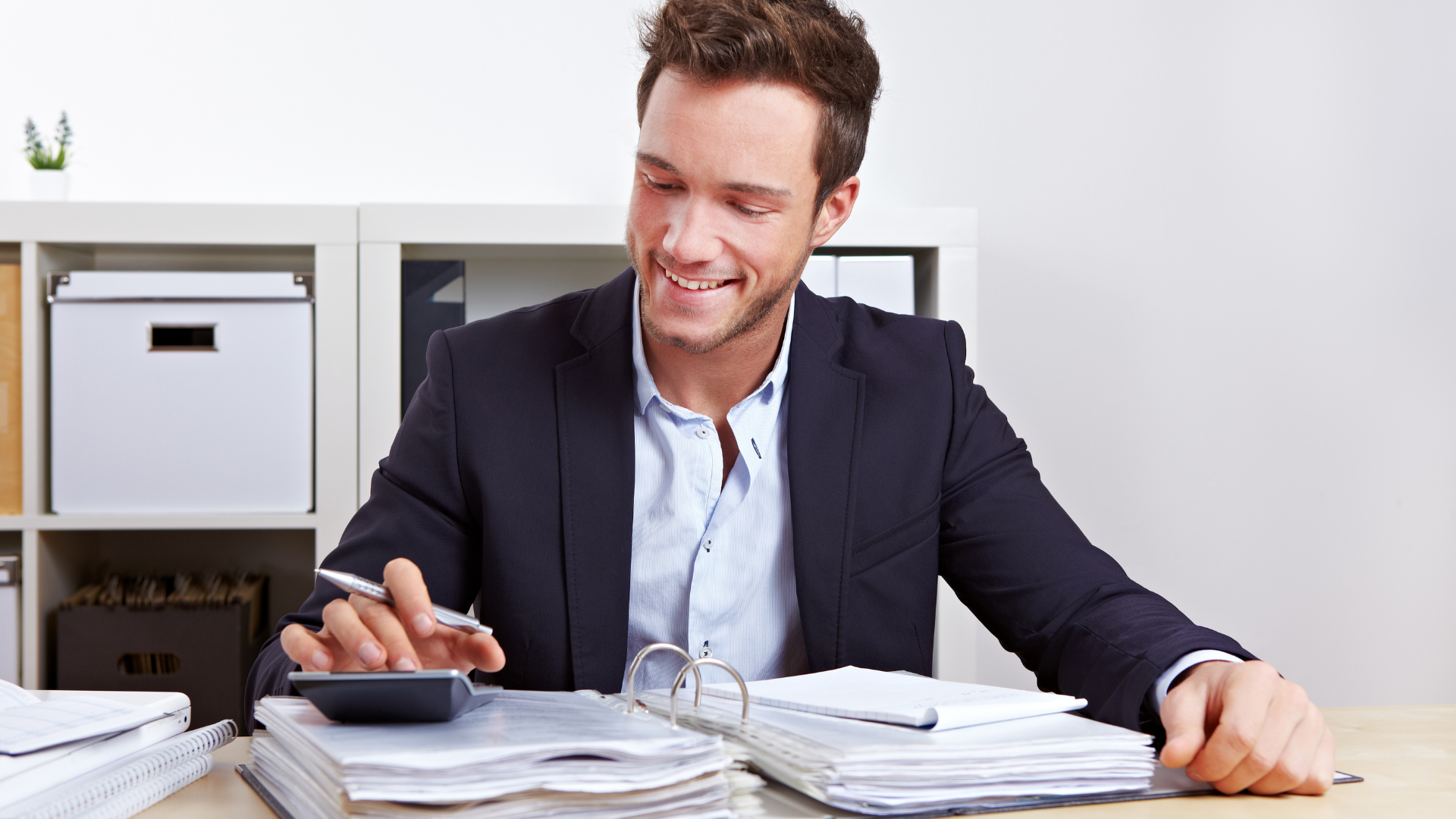 Executive Assistant vs Administrative Assistant: What's the Difference ...