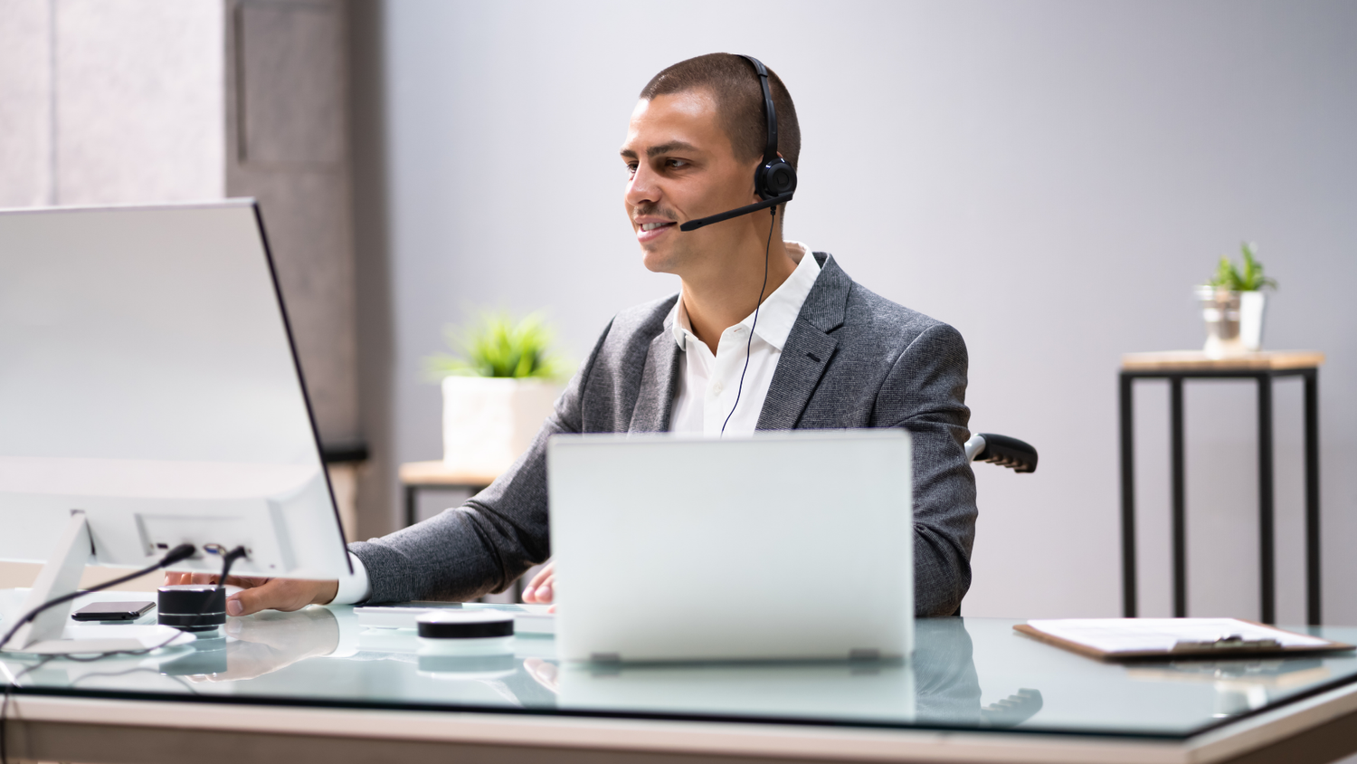 Virtual Assistant vs Chatbot: What are the Key Differences? — Smart ...