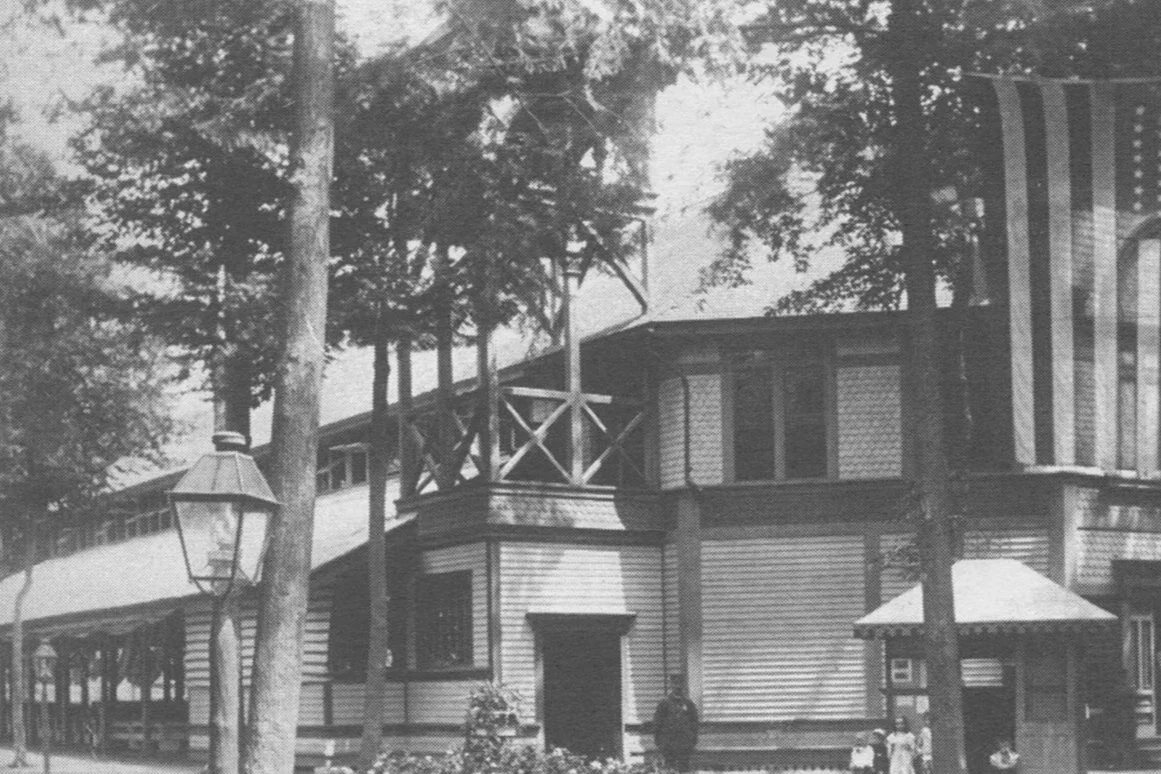 ROUND LAKE AUDITORIUM