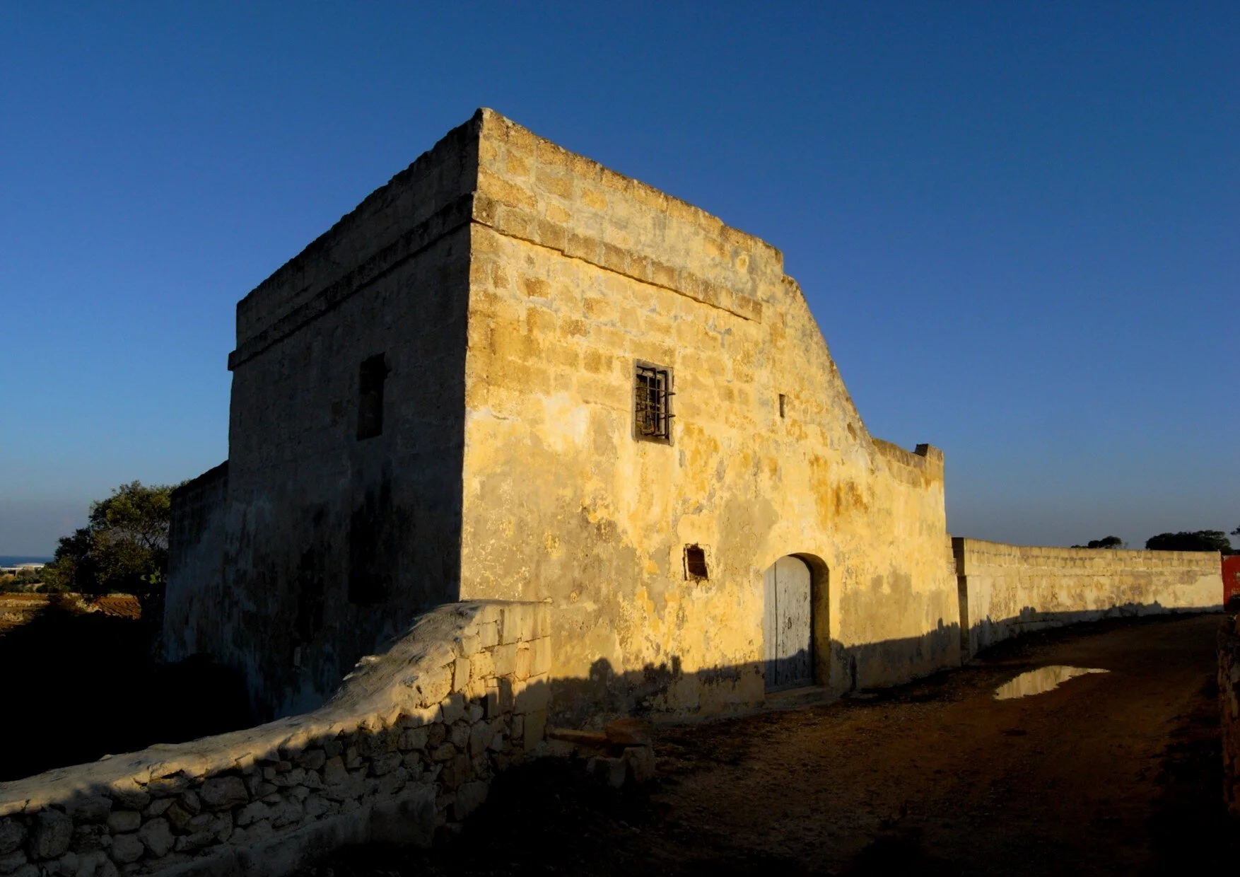 Benghisa: Farmbuildings — Buildings of Malta
