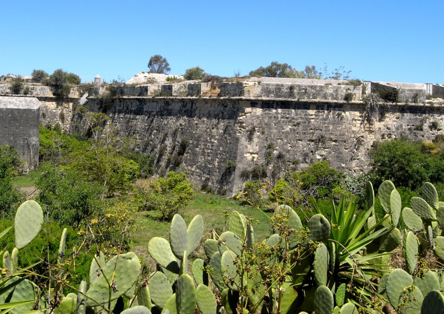 Cospicua: Fortifications — Buildings of Malta