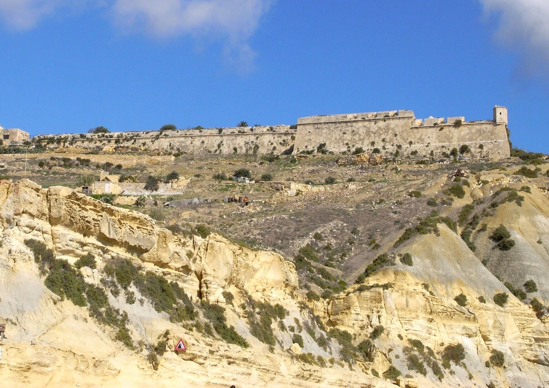 Mgarr (Gozo): Fort Chambray — Buildings of Malta